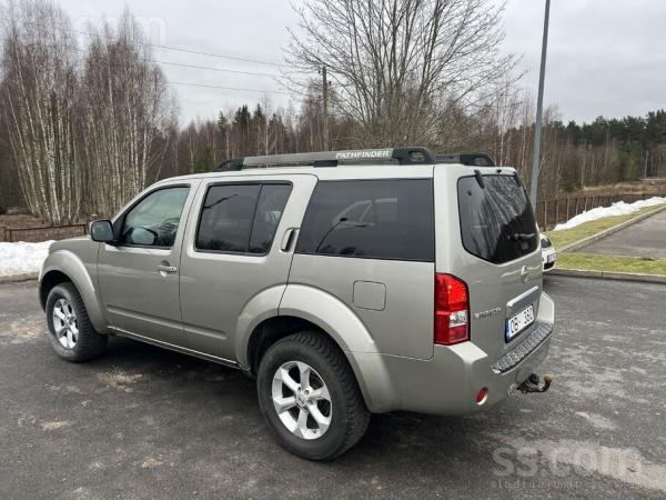 Grey Nissan Pathfinder 2008 in Cesis, with an engine capacity of 2.50 L and mileage of 228 thousand km for 10500 €, photo 6 on AUTOMOTO.COM.LV