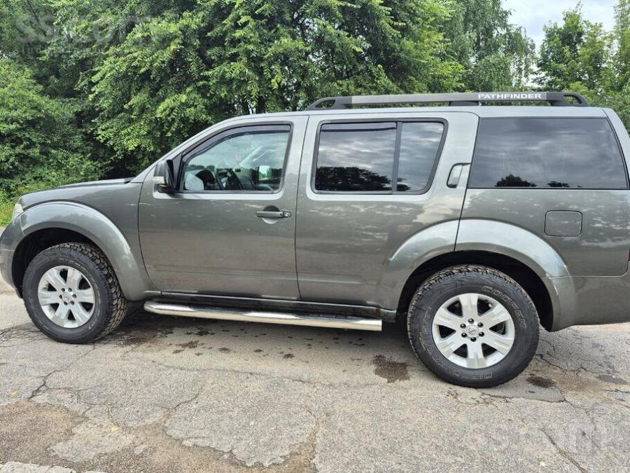 Grey Nissan Pathfinder 2008 in Riga, with an engine capacity of 2.50 L and mileage of 273 thousand km for 5500 €, photo 5 on AUTOMOTO.COM.LV