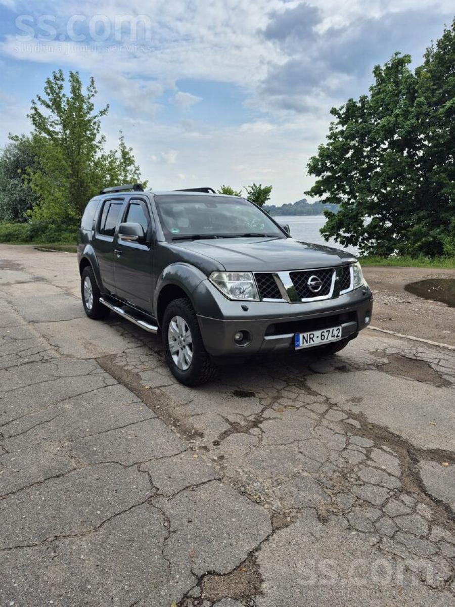 Grey Nissan Pathfinder 2008 in Riga, with an engine capacity of 2.50 L and mileage of 273 thousand km for 5500 €, photo 7 on AUTOMOTO.COM.LV