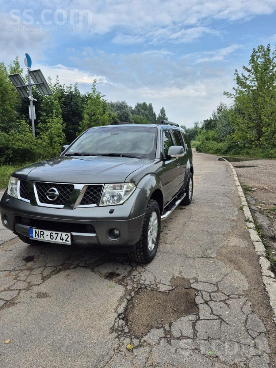 Grey Nissan Pathfinder 2008 in Riga, with an engine capacity of 2.50 L and mileage of 273 thousand km for 5500 €, photo 8 on AUTOMOTO.COM.LV