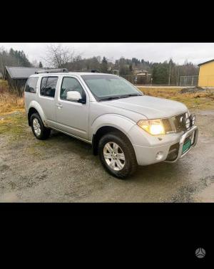 Grey Nissan Pathfinder 2009 in Panevezys, with an engine capacity of 2.50 L and mileage of 273 thousand km for 3200 €, photo 2 on AUTOMOTO.COM.LV