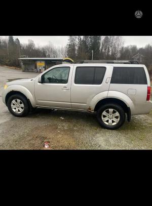 Grey Nissan Pathfinder 2009 in Panevezys, with an engine capacity of 2.50 L and mileage of 273 thousand km for 3200 €, photo 3 on AUTOMOTO.COM.LV