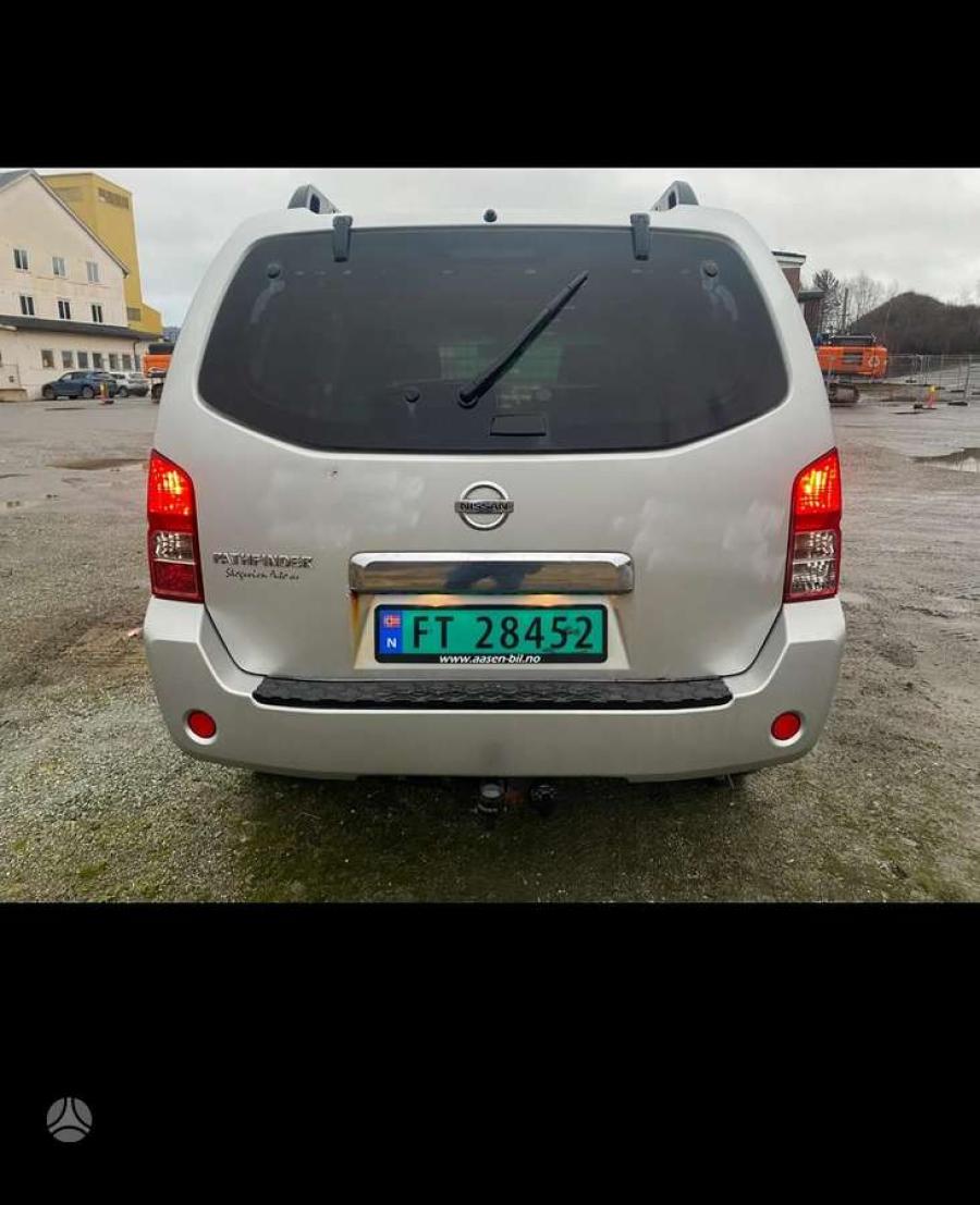 Grey Nissan Pathfinder 2009 in Panevezys, with an engine capacity of 2.50 L and mileage of 273 thousand km for 3200 €, photo 4 on AUTOMOTO.COM.LV