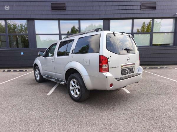 Grey Nissan Pathfinder 2010 in Kaunas, with an engine capacity of 0.00 L and mileage of 265 thousand km for 6250 €, photo 5 on AUTOMOTO.COM.LV