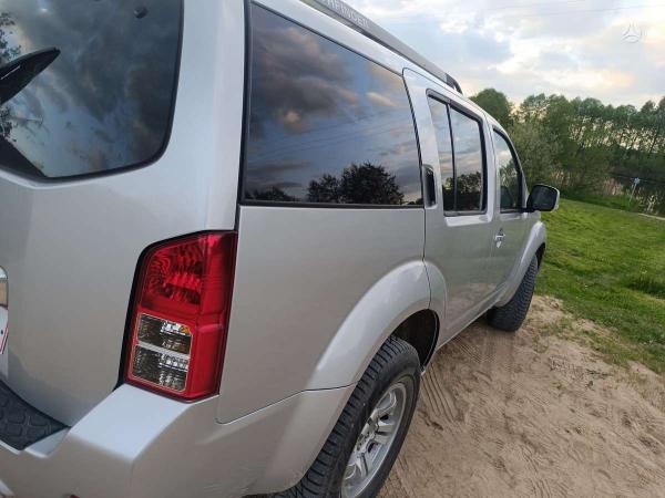 Grey Nissan Pathfinder 2010 in Kaunas, with an engine capacity of 2.49 L and mileage of 228 thousand km for 6500 €, photo 5 on AUTOMOTO.COM.LV