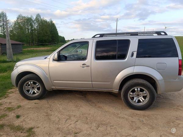 Grey Nissan Pathfinder 2010 in Kaunas, with an engine capacity of 2.49 L and mileage of 228 thousand km for 6500 €, photo 8 on AUTOMOTO.COM.LV