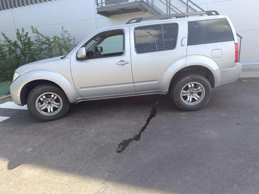 Pelēks Nissan Pathfinder 2010 Kauņa, ar dzinēja tilpumu 2.50 L un nobraukumu 238 tūkst. km par 6500 €, foto 1 vietnē AUTOMOTO.COM.LV