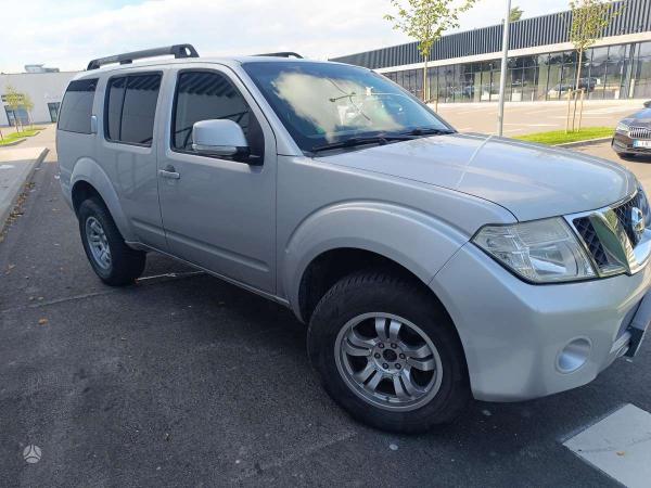 Pelēks Nissan Pathfinder 2010 Kauņa, ar dzinēja tilpumu 2.50 L un nobraukumu 238 tūkst. km par 6500 €, foto 3 vietnē AUTOMOTO.COM.LV