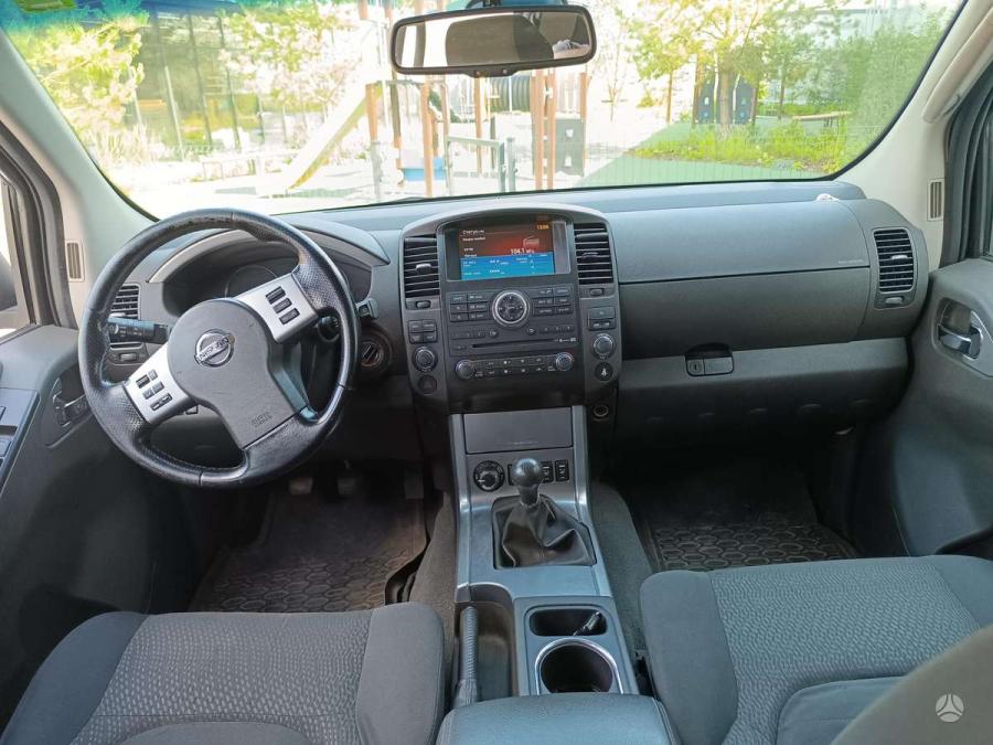 Pelēks Nissan Pathfinder 2010 Kauņa, ar dzinēja tilpumu 2.50 L un nobraukumu 238 tūkst. km par 6500 €, foto 6 vietnē AUTOMOTO.COM.LV