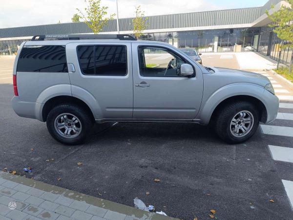 Pelēks Nissan Pathfinder 2010 Kauņa, ar dzinēja tilpumu 2.50 L un nobraukumu 238 tūkst. km par 6500 €, foto 10 vietnē AUTOMOTO.COM.LV