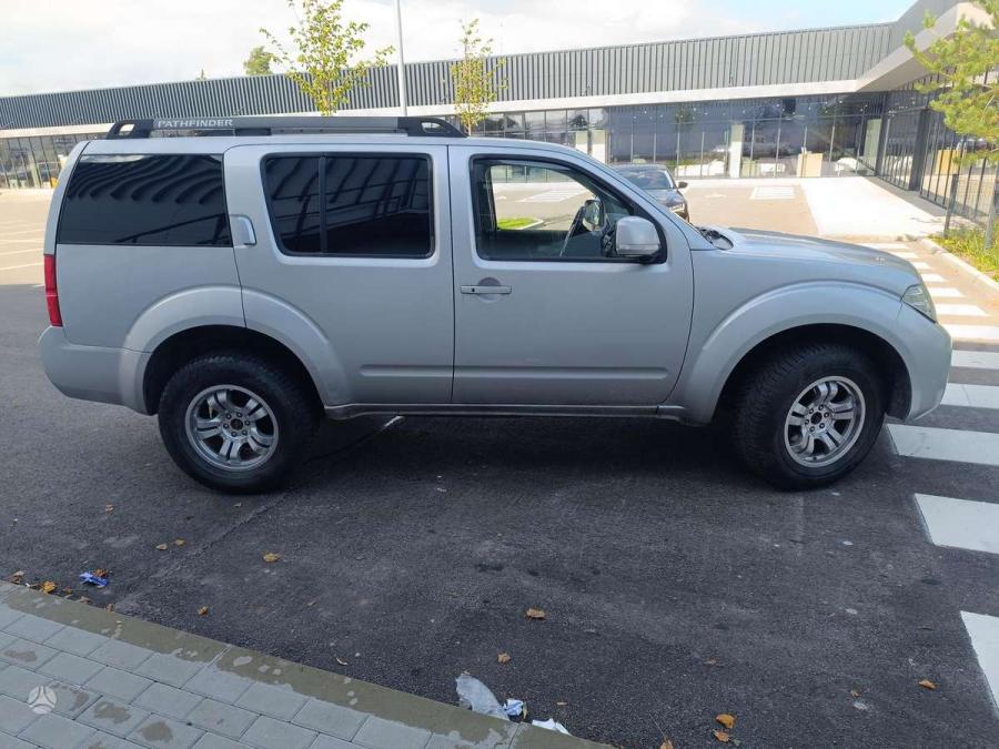 Pelēks Nissan Pathfinder 2010 Kauņa, ar dzinēja tilpumu 2.50 L un nobraukumu 238 tūkst. km par 6500 €, foto 10 vietnē AUTOMOTO.COM.LV