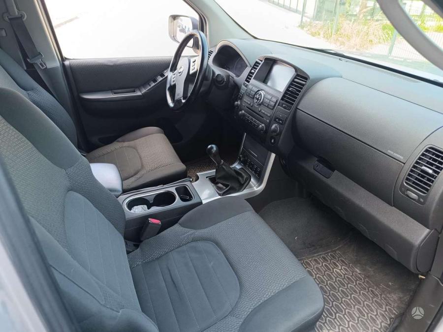 Pelēks Nissan Pathfinder 2010 Kauņa, ar dzinēja tilpumu 2.50 L un nobraukumu 238 tūkst. km par 6500 €, foto 13 vietnē AUTOMOTO.COM.LV