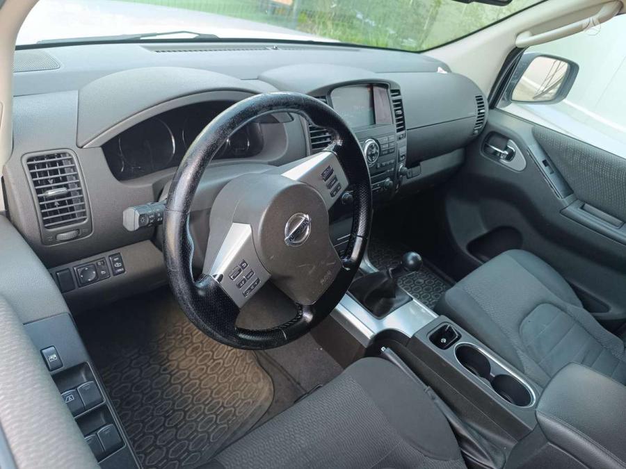 Pelēks Nissan Pathfinder 2010 Kauņa, ar dzinēja tilpumu 2.50 L un nobraukumu 238 tūkst. km par 6500 €, foto 16 vietnē AUTOMOTO.COM.LV