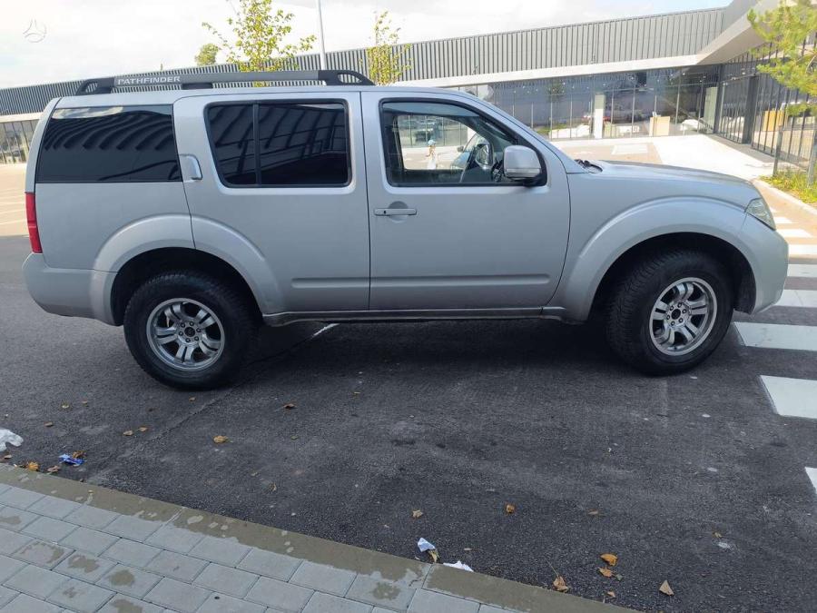 Pelēks Nissan Pathfinder 2010 Kauņa, ar dzinēja tilpumu 2.50 L un nobraukumu 238 tūkst. km par 6500 €, foto 21 vietnē AUTOMOTO.COM.LV