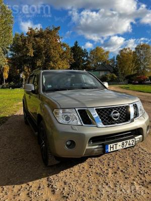 Pelēks Nissan Pathfinder 2011 Rīga, ar dzinēja tilpumu 2.50 L un nobraukumu 244 tūkst. km par 8000 €, foto  vietnē AUTOMOTO.COM.LV