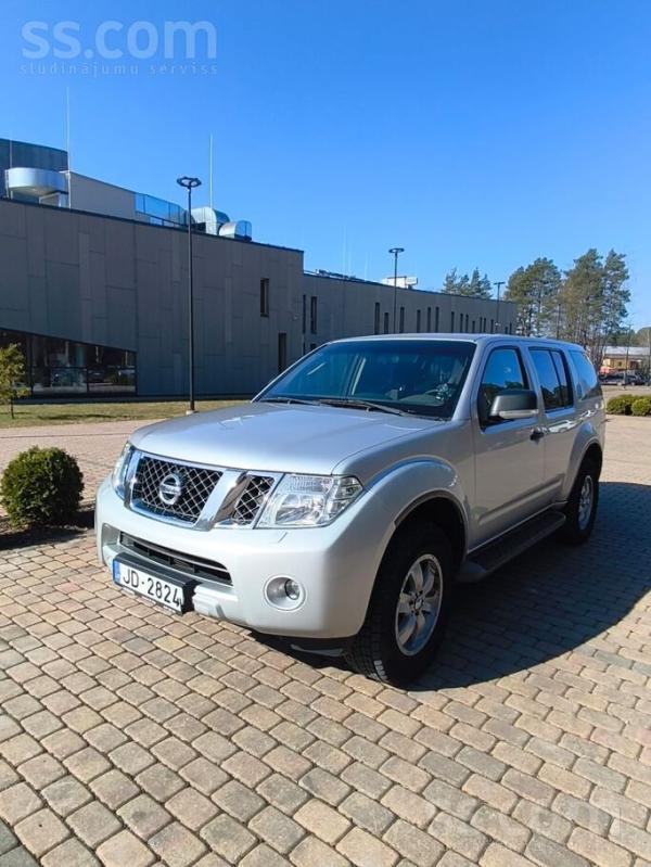 Grey Nissan Pathfinder 2012 in Riga, with an engine capacity of 2.50 L and mileage of 229 thousand km for 5050 €, photo 2 on AUTOMOTO.COM.LV