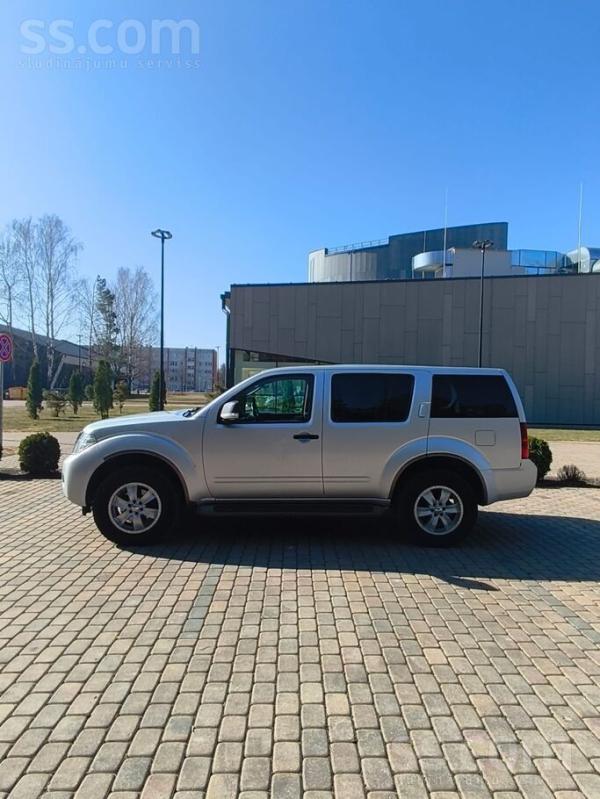 Grey Nissan Pathfinder 2012 in Riga, with an engine capacity of 2.50 L and mileage of 229 thousand km for 5050 €, photo 3 on AUTOMOTO.COM.LV