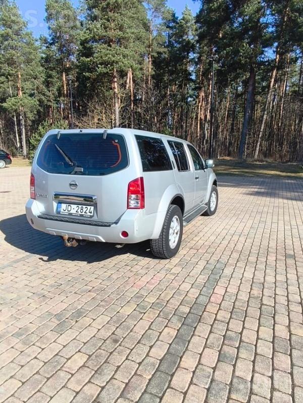 Grey Nissan Pathfinder 2012 in Riga, with an engine capacity of 2.50 L and mileage of 229 thousand km for 5050 €, photo 5 on AUTOMOTO.COM.LV