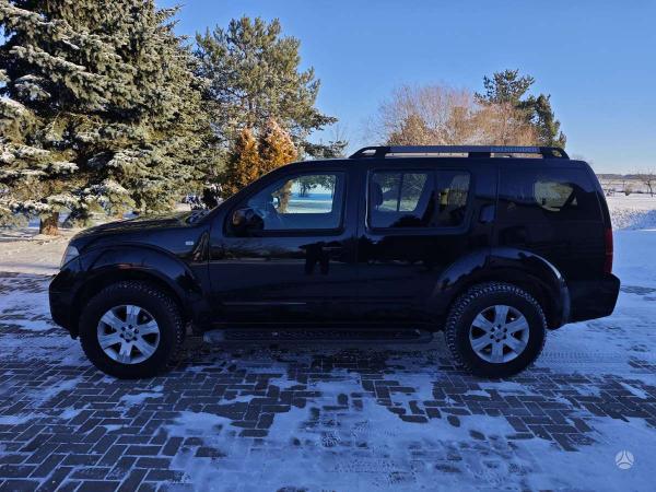 Red Nissan Pathfinder 2005 in Akmene, with an engine capacity of 2.50 L and mileage of 258 thousand km for 4650 €, photo 2 on AUTOMOTO.COM.LV