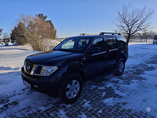 Red Nissan Pathfinder 2005 in Akmene, with an engine capacity of 2.50 L and mileage of 258 thousand km for 4650 €, photo 3 on AUTOMOTO.COM.LV