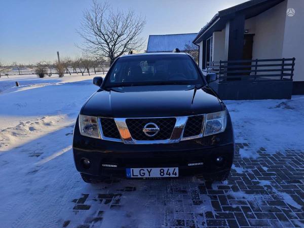 Red Nissan Pathfinder 2005 in Akmene, with an engine capacity of 2.50 L and mileage of 258 thousand km for 4650 €, photo 4 on AUTOMOTO.COM.LV