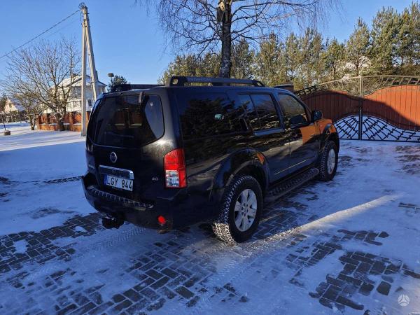 Red Nissan Pathfinder 2005 in Akmene, with an engine capacity of 2.50 L and mileage of 258 thousand km for 4650 €, photo 7 on AUTOMOTO.COM.LV