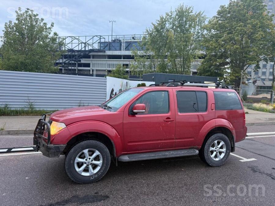 Red Nissan Pathfinder 2008 in Riga, with an engine capacity of 2.50 L and mileage of 433 thousand km for 4900 €, photo 3 on AUTOMOTO.COM.LV