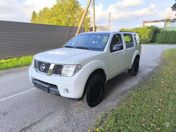 White Nissan Pathfinder 2008 in Marijampole, with an engine capacity of 2.49 L and mileage of 298 thousand km for 4800 €, photo 4 on AUTOMOTO.COM.LV