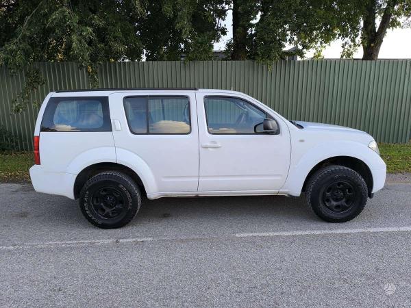 White Nissan Pathfinder 2008 in Marijampole, with an engine capacity of 2.49 L and mileage of 298 thousand km for 4800 €, photo 9 on AUTOMOTO.COM.LV