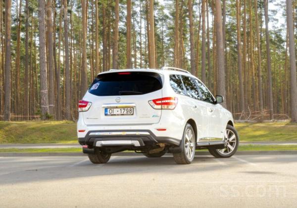 Balts Nissan Pathfinder 2014 Rīga, ar dzinēja tilpumu 2.50 L un nobraukumu 150 tūkst. km par 11190 €, foto 5 vietnē AUTOMOTO.COM.LV