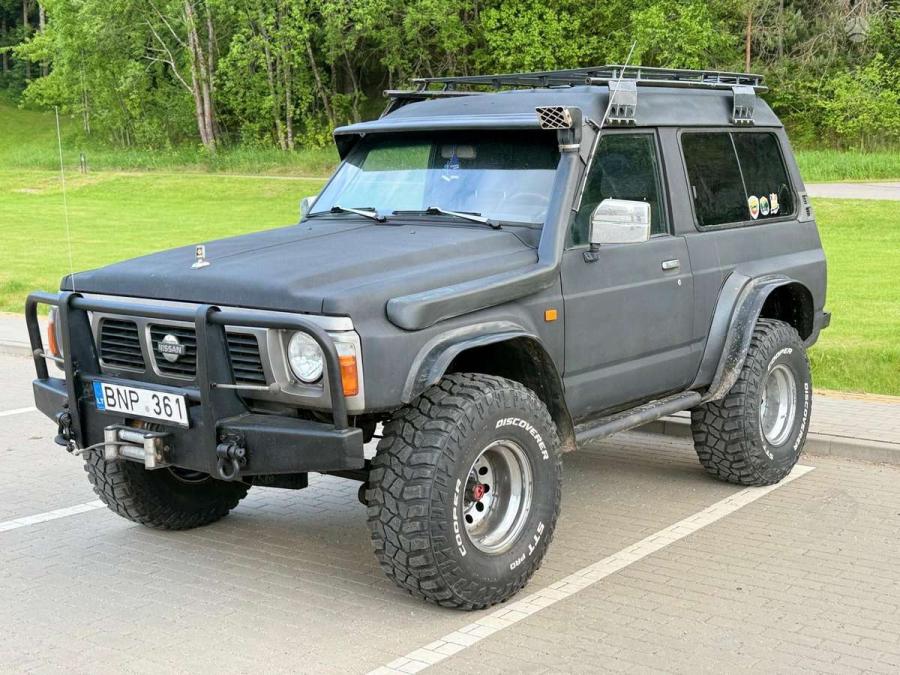Melns Nissan Patrol 1990 Viļņa, ar dzinēja tilpumu 2.83 L un nobraukumu 200 tūkst. km par 8700 €, foto 1 vietnē AUTOMOTO.COM.LV