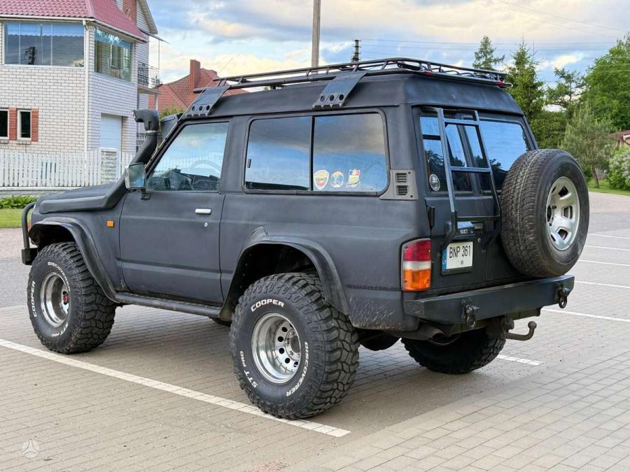 Melns Nissan Patrol 1990 Viļņa, ar dzinēja tilpumu 2.83 L un nobraukumu 200 tūkst. km par 8700 €, foto 5 vietnē AUTOMOTO.COM.LV