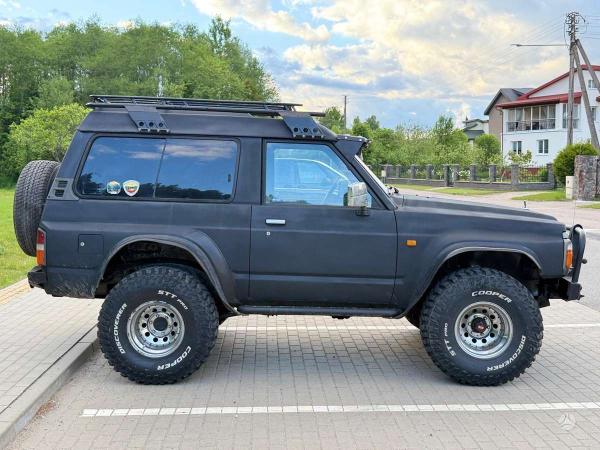 Black Nissan Patrol 1990 in Vilnius, with an engine capacity of 2.83 L and mileage of 200 thousand km for 8700 €, photo 7 on AUTOMOTO.COM.LV