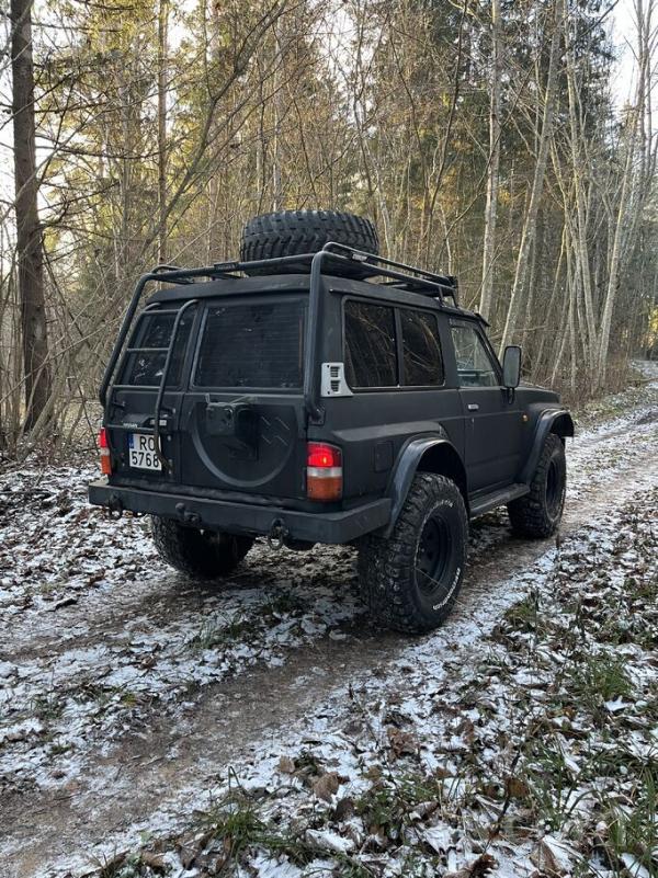 Black Nissan Patrol 1991 in Preili, with an engine capacity of 2.80 L and mileage of 239 thousand km for 9100 €, photo 3 on AUTOMOTO.COM.LV