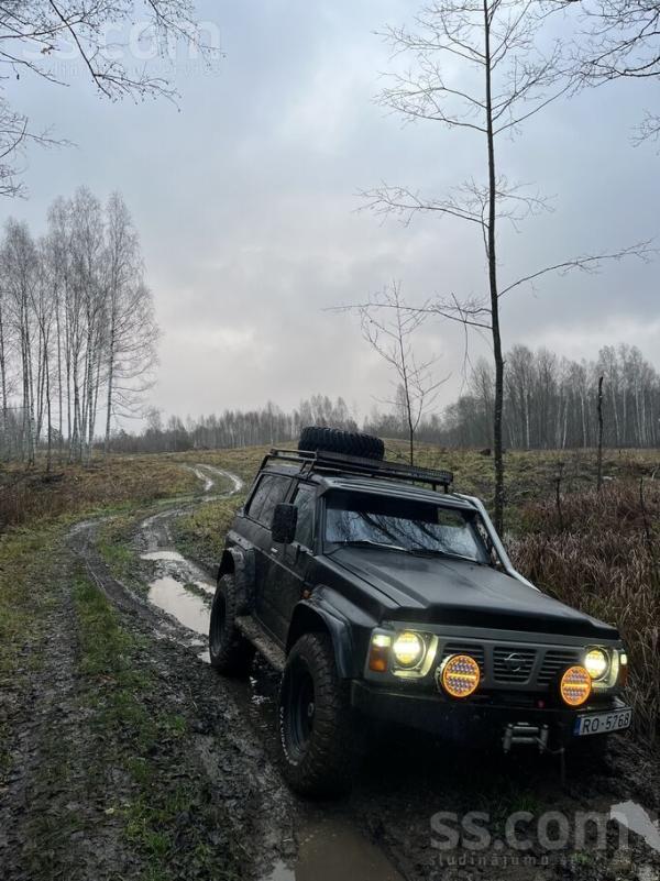 Black Nissan Patrol 1991 in Preili, with an engine capacity of 2.80 L and mileage of 239 thousand km for 9100 €, photo 8 on AUTOMOTO.COM.LV