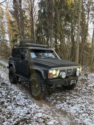Melns Nissan Patrol 1991 Preiļi, ar dzinēja tilpumu 2.80 L un nobraukumu 239 tūkst. km par 7400 €, foto 3 vietnē AUTOMOTO.COM.LV