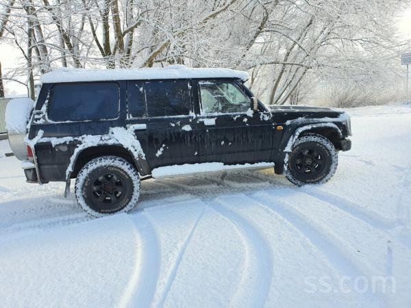 Black Nissan Patrol 1992 in Liepaja, with an engine capacity of 2.80 L and mileage of 400 thousand km for 3500 €, photo 5 on AUTOMOTO.COM.LV