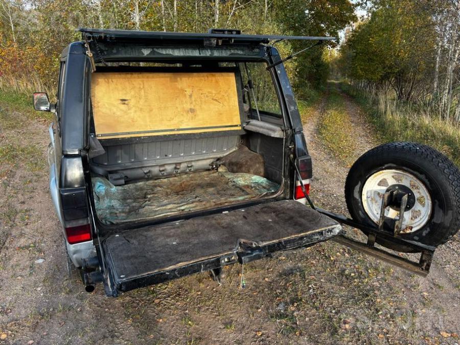 Black Nissan Patrol 1992 in Jekabpils, with an engine capacity of 2.80 L and mileage of 365 thousand km for 4500 €, photo 7 on AUTOMOTO.COM.LV