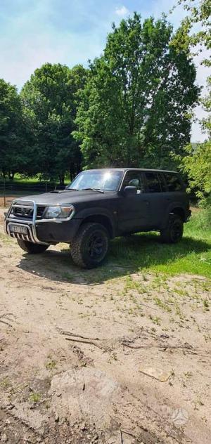 Melns Nissan Patrol 1999 Viļņa, ar dzinēja tilpumu 2.80 L un nobraukumu 263 tūkst. km par 6000 €, foto  vietnē AUTOMOTO.COM.LV