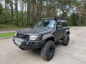 Melns Nissan Patrol 2000 Viļņa, ar dzinēja tilpumu 2.83 L un nobraukumu 253 tūkst. km par 9400 €, foto  vietnē AUTOMOTO.COM.LV