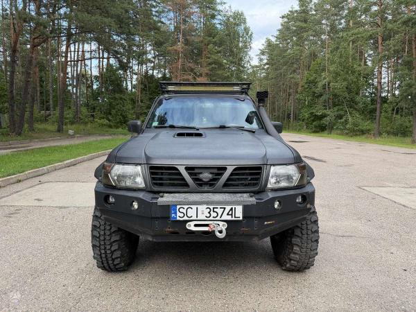 Melns Nissan Patrol 2000 Viļņa, ar dzinēja tilpumu 2.83 L un nobraukumu 253 tūkst. km par 9400 €, foto 2 vietnē AUTOMOTO.COM.LV