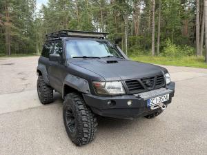 Melns Nissan Patrol 2000 Viļņa, ar dzinēja tilpumu 2.83 L un nobraukumu 253 tūkst. km par 9400 €, foto 4 vietnē AUTOMOTO.COM.LV