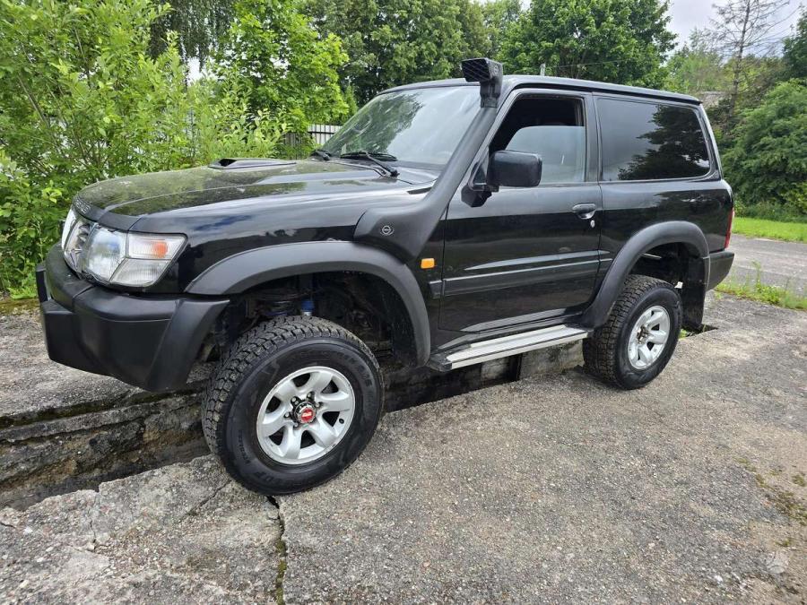 Black Nissan Patrol 2003 in Jurbarkas, with an engine capacity of 3.00 L and mileage of 230 thousand km for 11300 €, photo 8 on AUTOMOTO.COM.LV