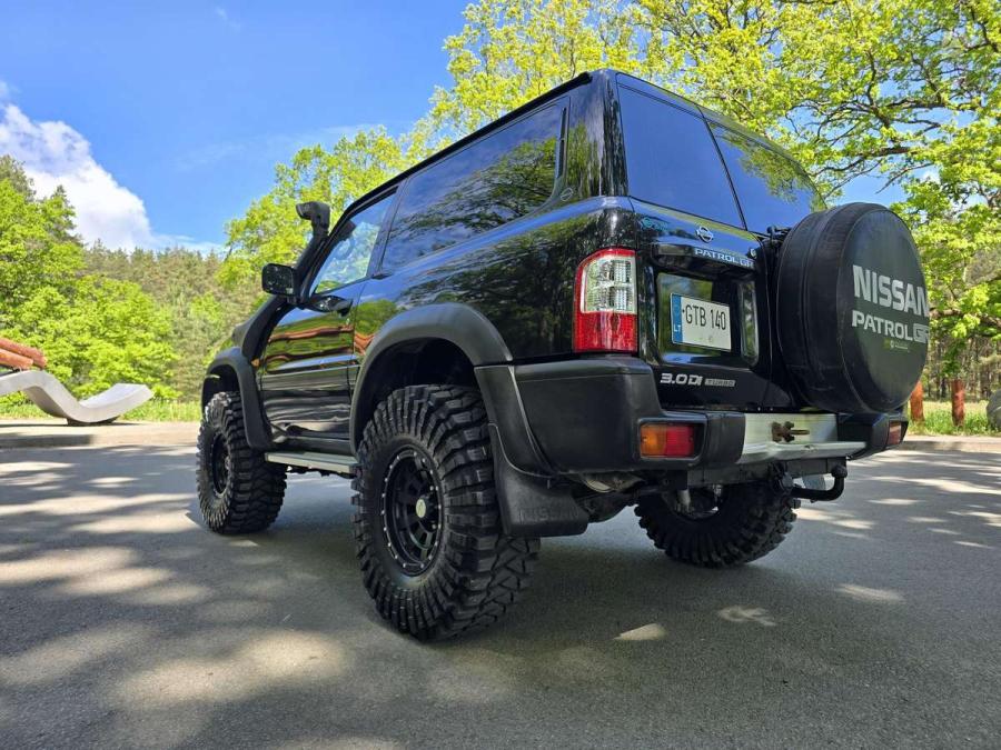 Black Nissan Patrol 2003 in Jurbarkas, with an engine capacity of 3.00 L and mileage of 230 thousand km for 11300 €, photo 14 on AUTOMOTO.COM.LV
