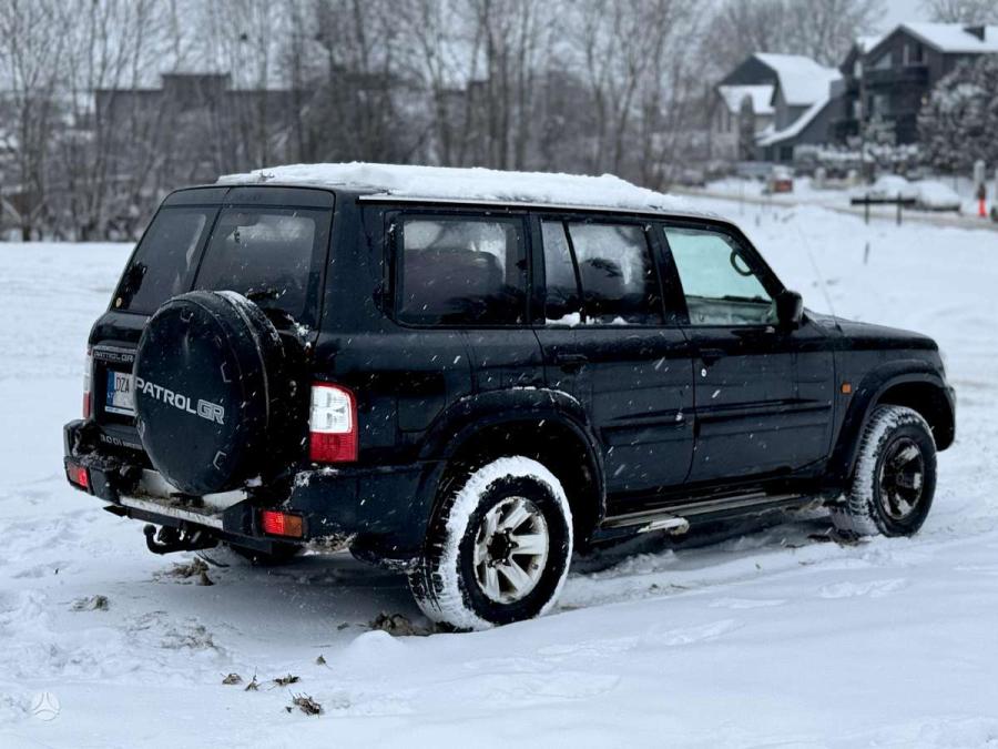 Melns Nissan Patrol 2005 Viļņa, ar dzinēja tilpumu 3.00 L un nobraukumu 302 tūkst. km par 5500 €, foto 4 vietnē AUTOMOTO.COM.LV
