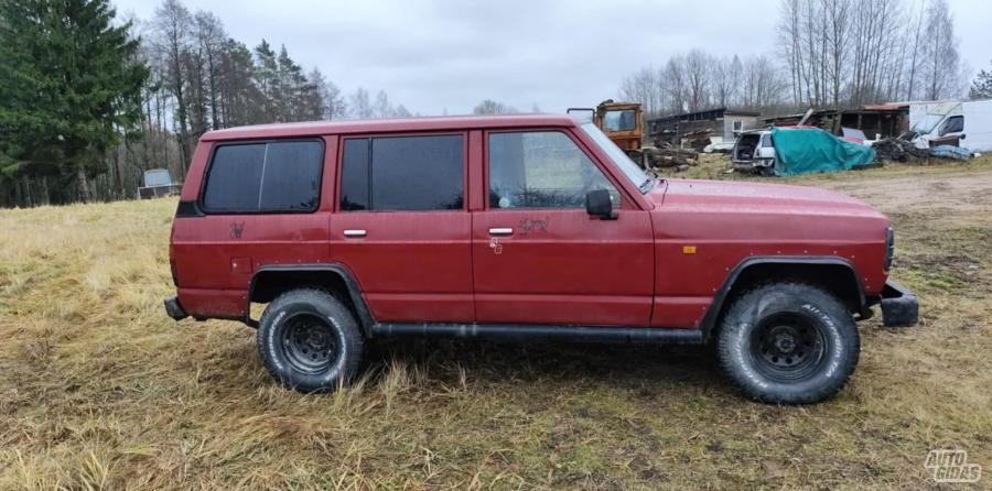 Nissan Patrol 1986 in Utena, with an engine capacity of 3.30 L and mileage of 304 thousand km for 2800 €, photo 4 on AUTOMOTO.COM.LV