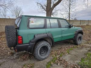 Green Nissan Patrol 2000 in Jelgava, with an engine capacity of 3.00 L and mileage of 399 thousand km for 10990 €, photo 2 on AUTOMOTO.COM.LV