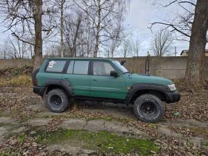 Green Nissan Patrol 2000 in Jelgava, with an engine capacity of 3.00 L and mileage of 399 thousand km for 10990 €, photo 3 on AUTOMOTO.COM.LV
