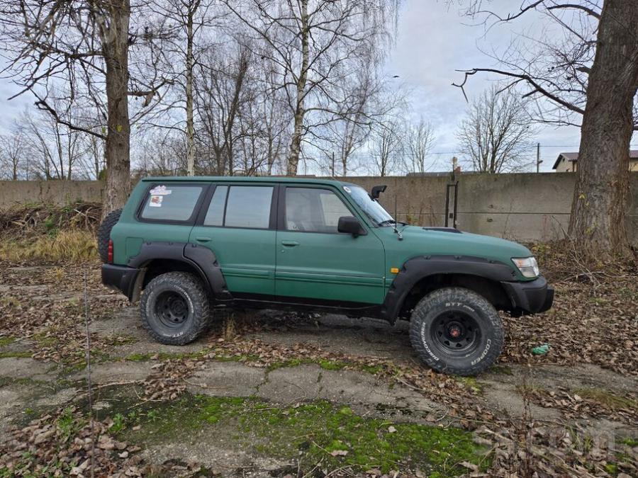 Green Nissan Patrol 2000 in Jelgava, with an engine capacity of 3.00 L and mileage of 399 thousand km for 10990 €, photo 3 on AUTOMOTO.COM.LV