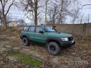 Green Nissan Patrol 2000 in Jelgava, with an engine capacity of 3.00 L and mileage of 399 thousand km for 10990 €, photo 4 on AUTOMOTO.COM.LV